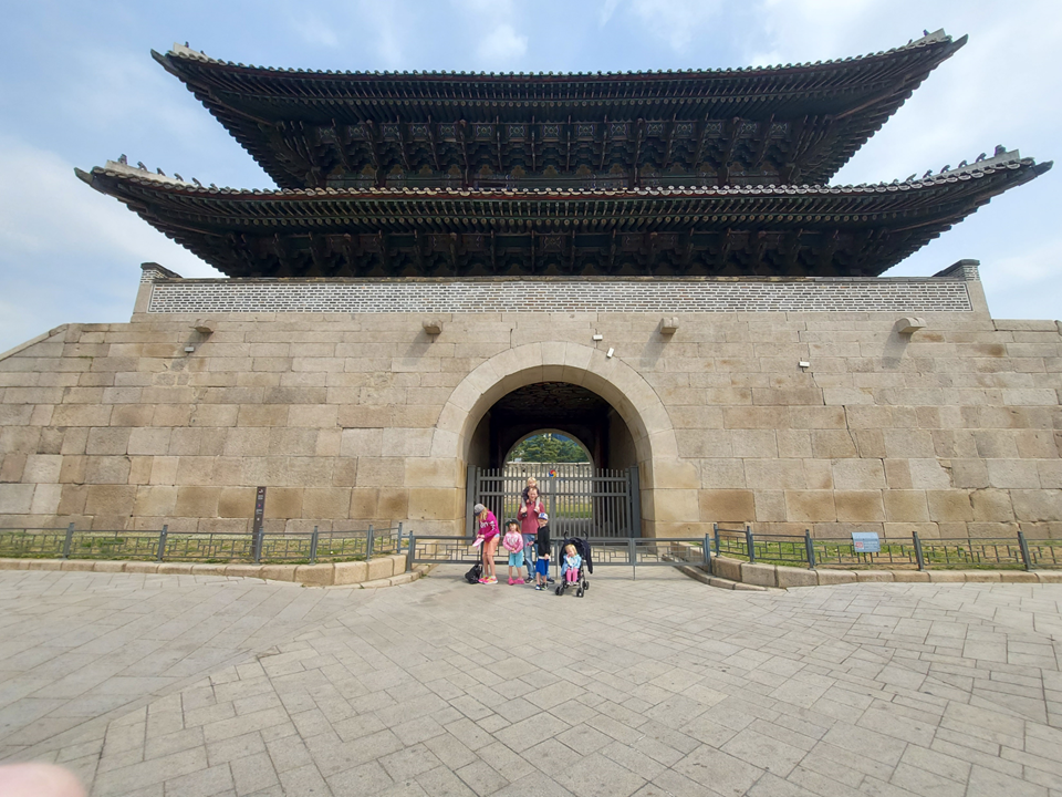 Our visit to Dongdaemun Gate in Seoul – The Wandering Whittens